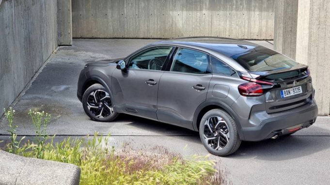 Test Citroën C4 1.2 PureTech 130 (2021) | auto-mania.cz