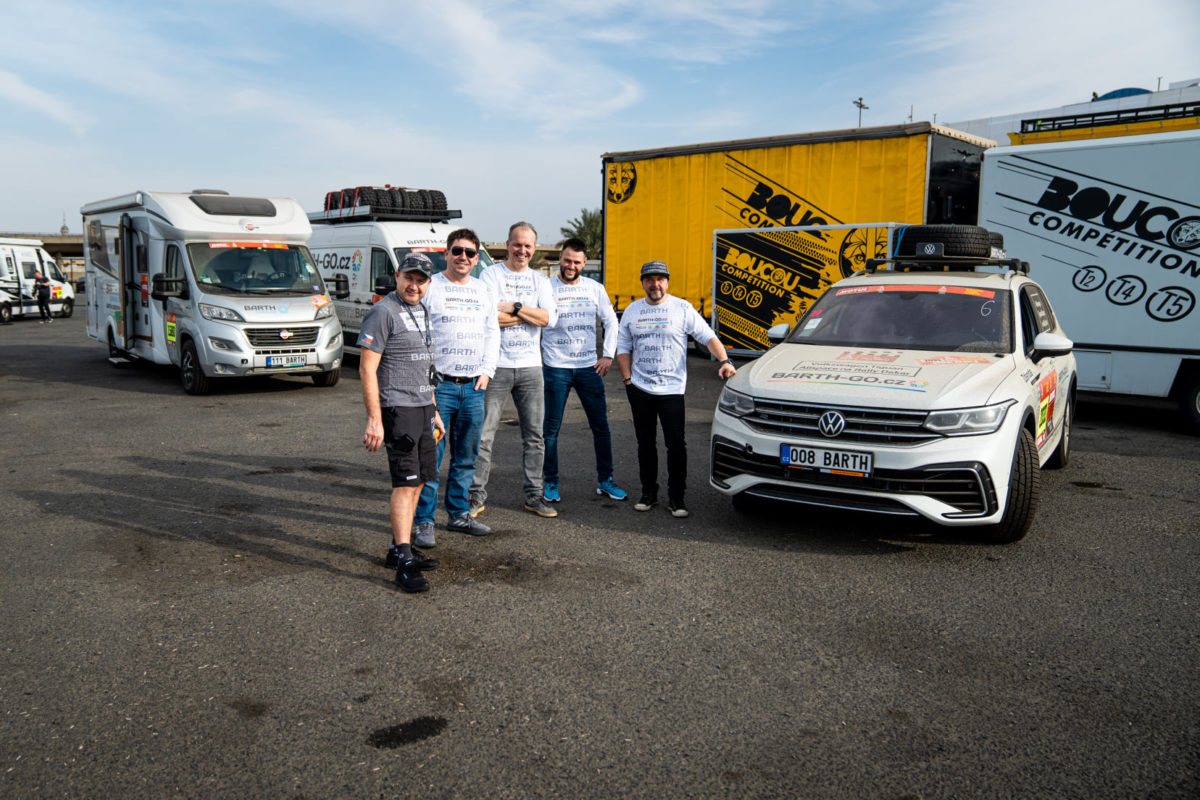 Na Rallye Dakar 2022 pojede jako doprovodný vůz i sériový Volkswagen ...