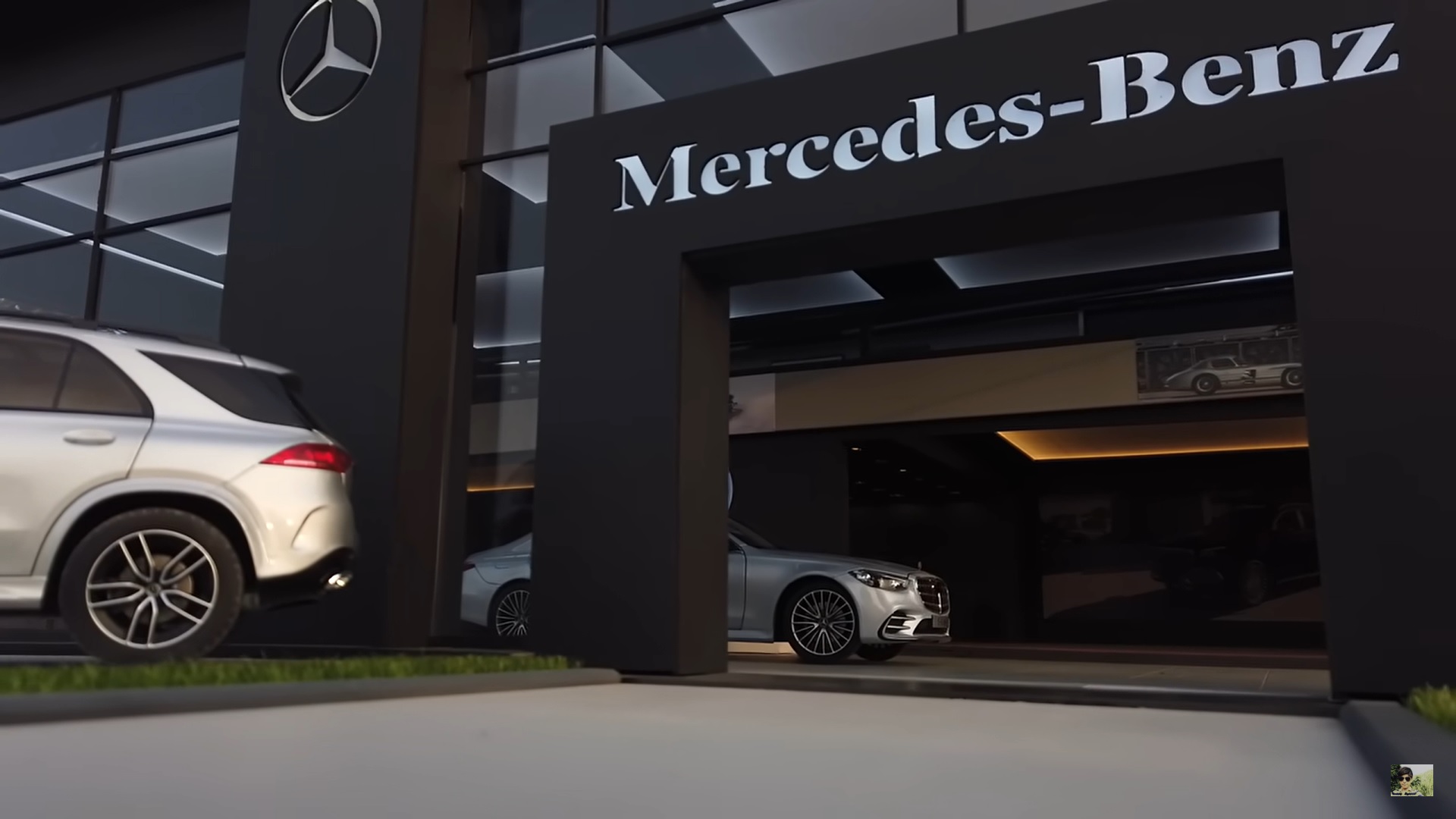 Nadšenec postavil miniaturní dealerství Mercedes-Benz. Je k nerozeznání ...
