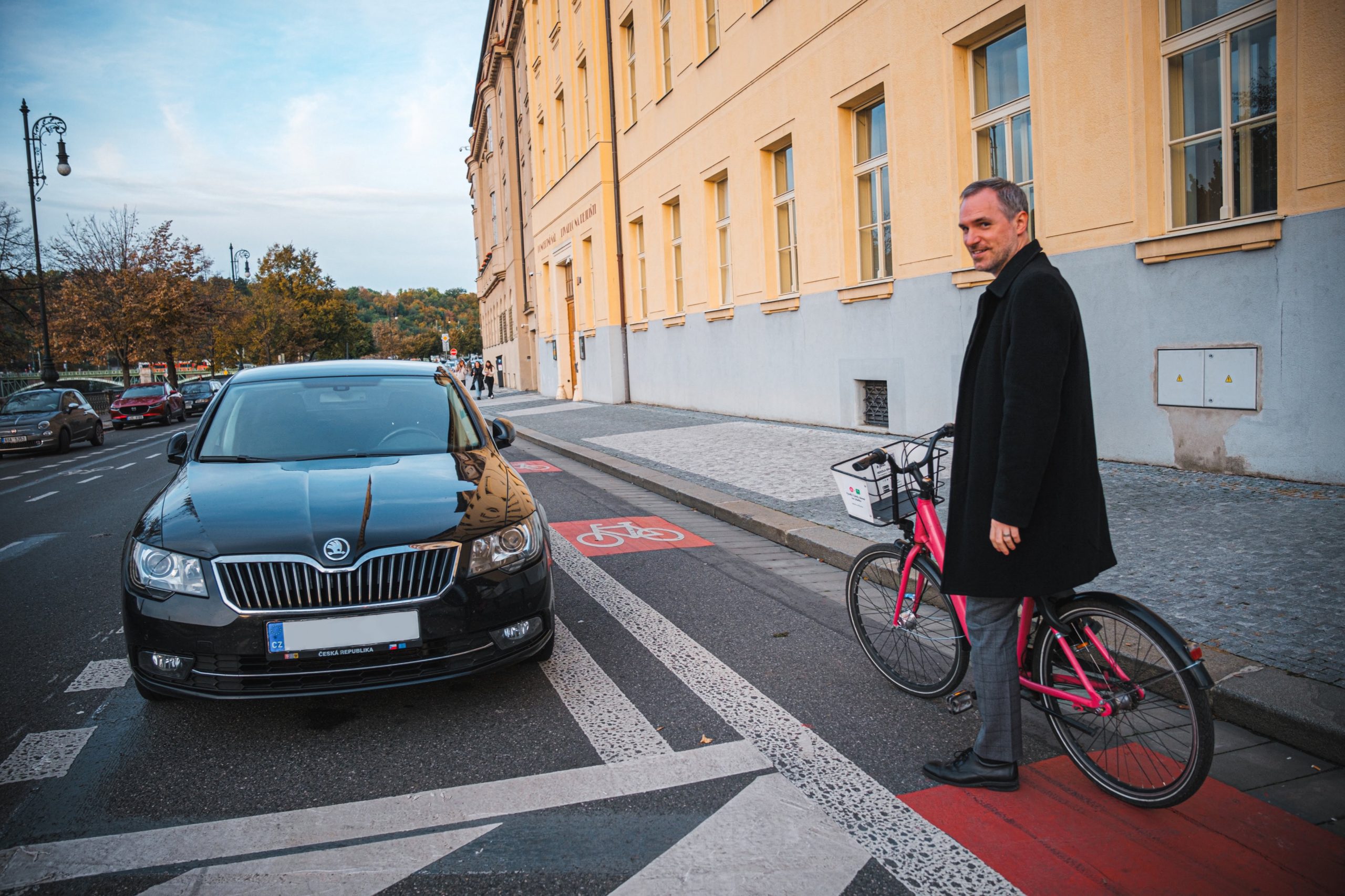 V centru vznikl nový chráněný cyklopruh. Cyklisty budou od provozu oddělovat parkující auta