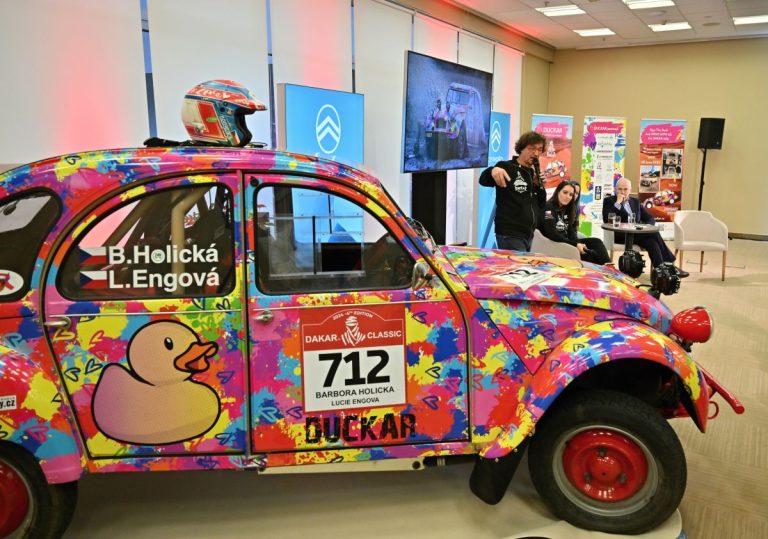 Česká "Kachna" je připravena na Rallye Dakar 2024. Auto je téměř ...