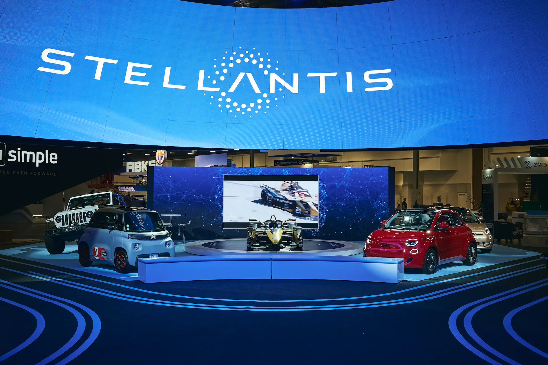 Nejen VW je v problémech. Překvapivě a rychle skončil šéf koncernu ...