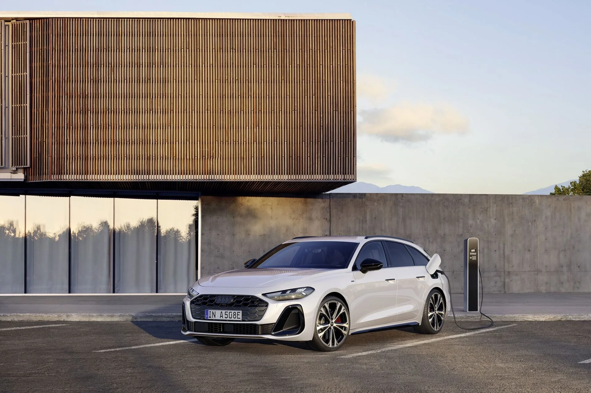 Nové Audi A5 se představuje s plug-in hybridním pohonem. Nabízí se k ...